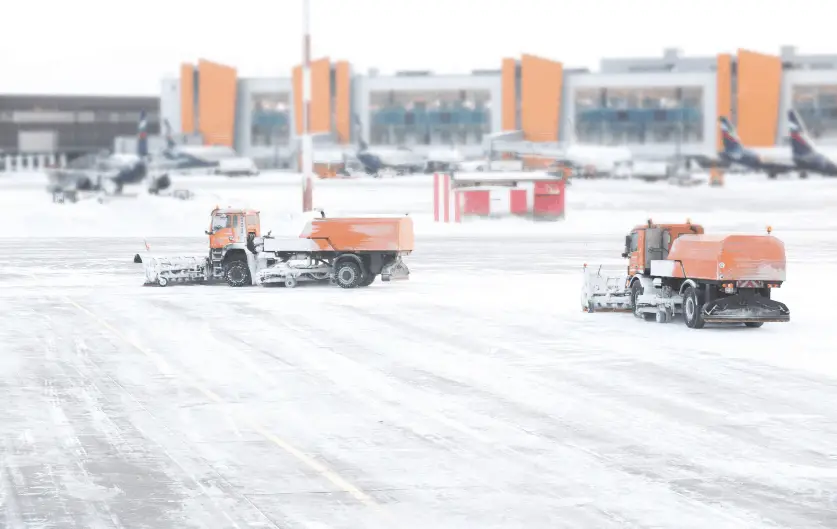 Can Airplanes Take Off and Land in Snow and Ice? (What Airports Do When ...